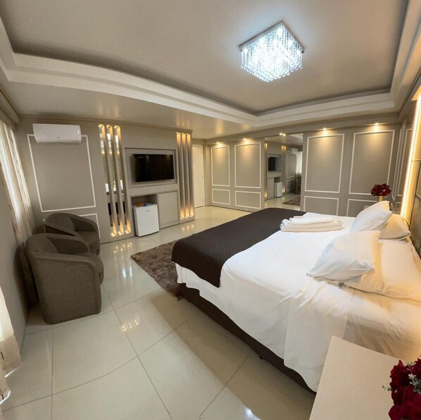 SUITE MASTER PRESIDENCIAL | Minibar, com decoração personalizada, com mobília individualizada 