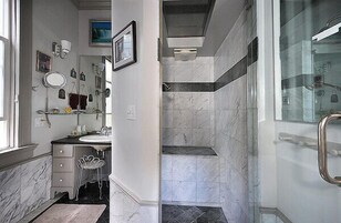 Quarto superior, 1 cama Queen (Sheila's Chapeau) | Banheiro | Chuveiro, produtos de toalete grátis, secador de cabelo