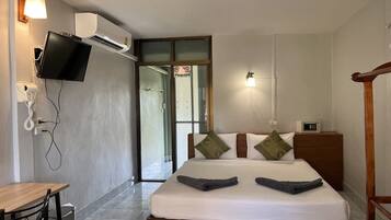 Double room with balcony | Cofre no quarto, secretária, Wi-fi grátis, roupa de cama fornecida
