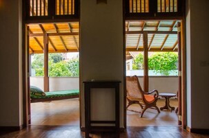 Suíte júnior, sacada | Área de estar | TV de tela plana