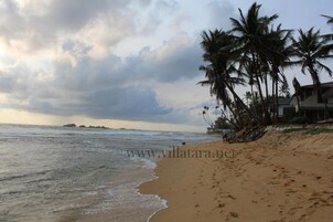 Perto da praia, areia branca, serviço de traslado de/para a praia 