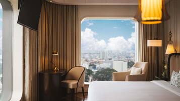 Quarto Deluxe, 1 cama king-size, Vista para a cidade, no canto | Roupa hipoalergénica, minibar, cofre no quarto, secretária