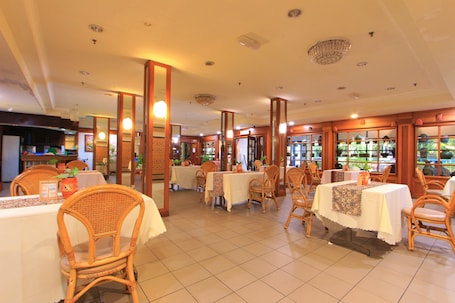 Restaurante ao ar livre . Telang Usan Hotel