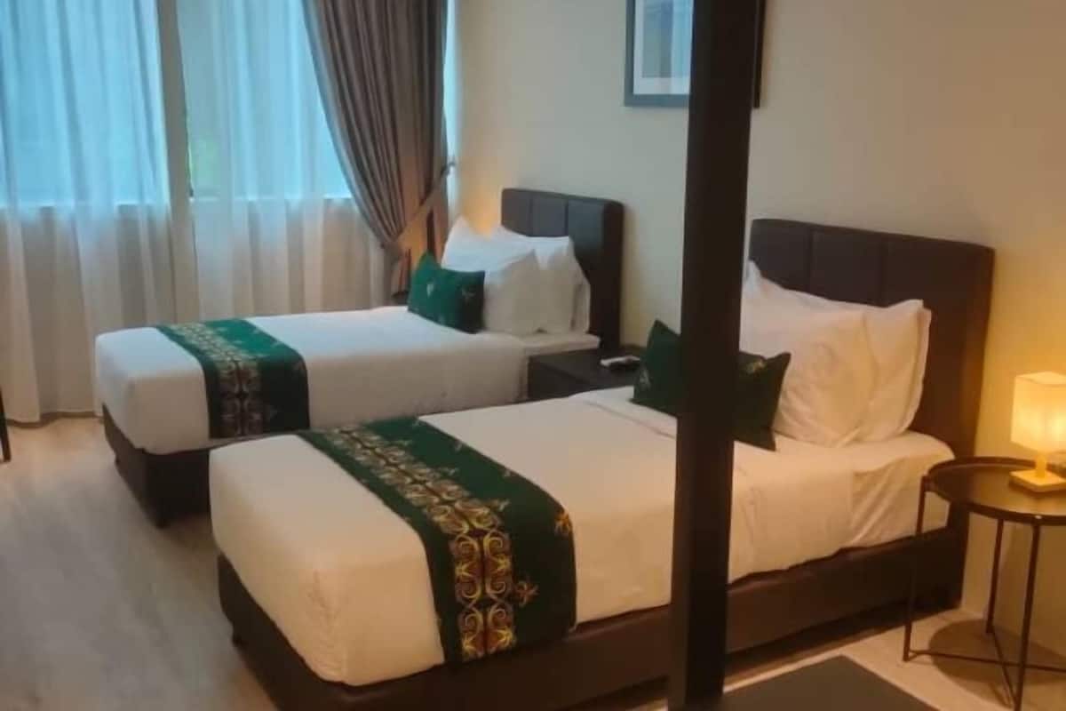 Roupas de cama premium, escrivaninha, cortinas blackout
