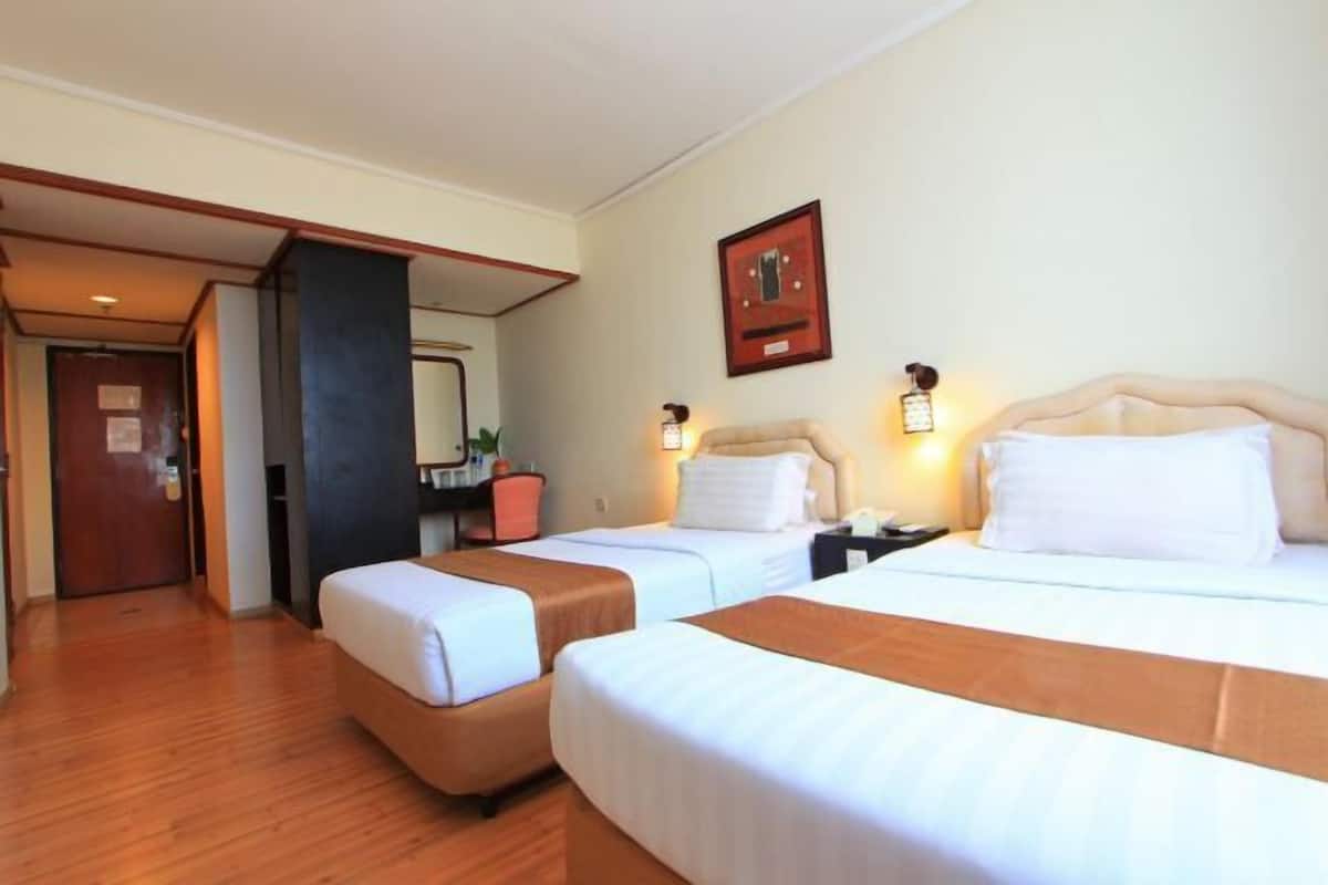 Roupas de cama premium, escrivaninha, cortinas blackout