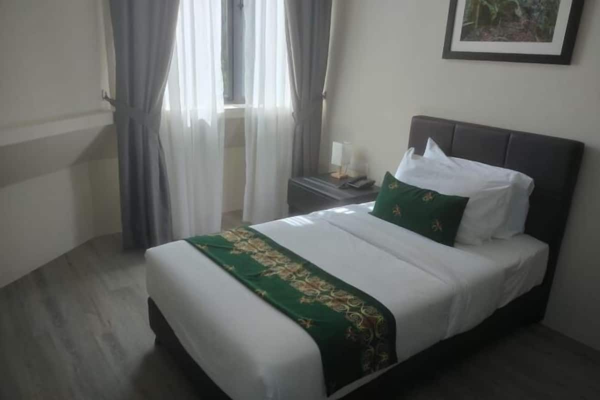 Roupas de cama premium, escrivaninha, cortinas blackout