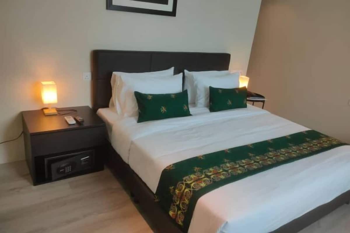 Roupas de cama premium, escrivaninha, cortinas blackout
