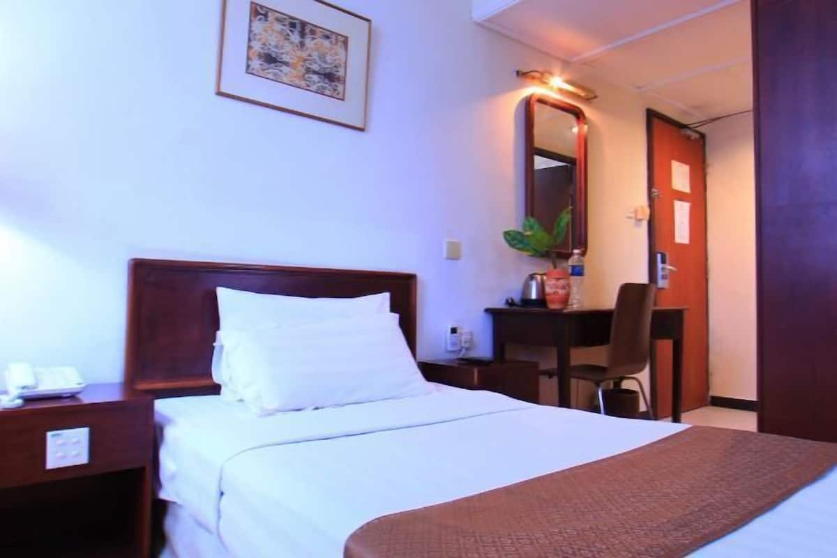 Roupas de cama premium, escrivaninha, cortinas blackout