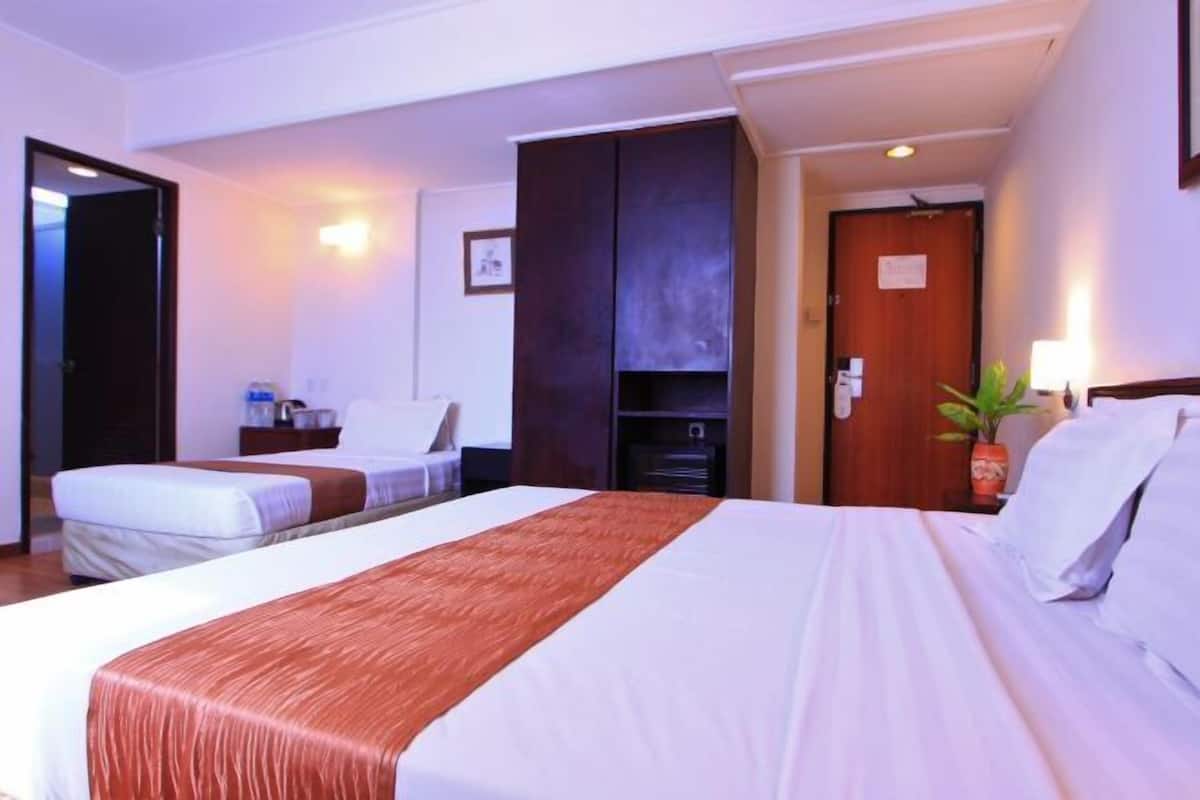 Roupas de cama premium, escrivaninha, cortinas blackout