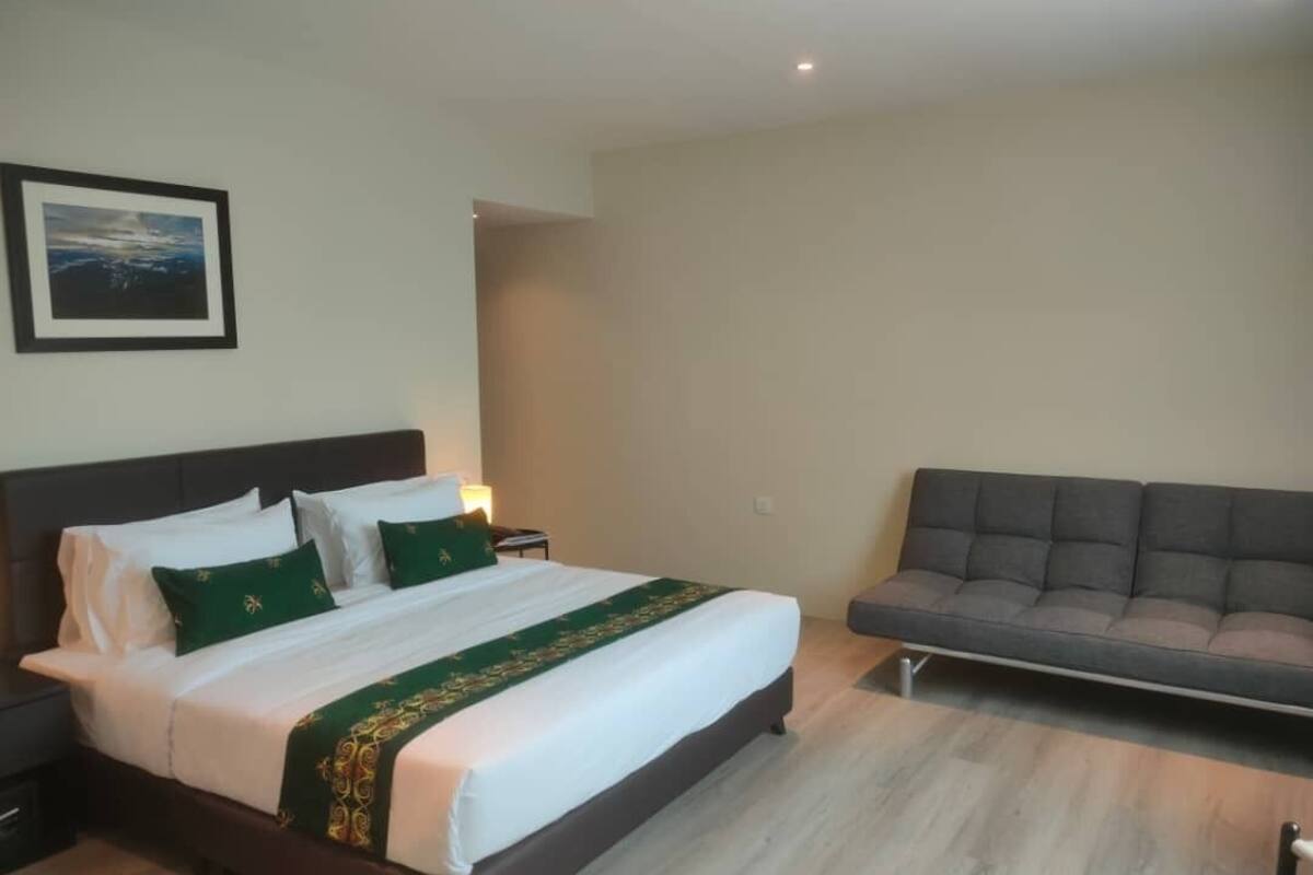 Quarto premium, 1 cama King e sofá-cama | Roupas de cama premium, escrivaninha, cortinas blackout