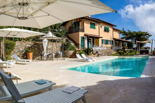 Piscina externa sazonal, guarda-sóis, espreguiçadeiras