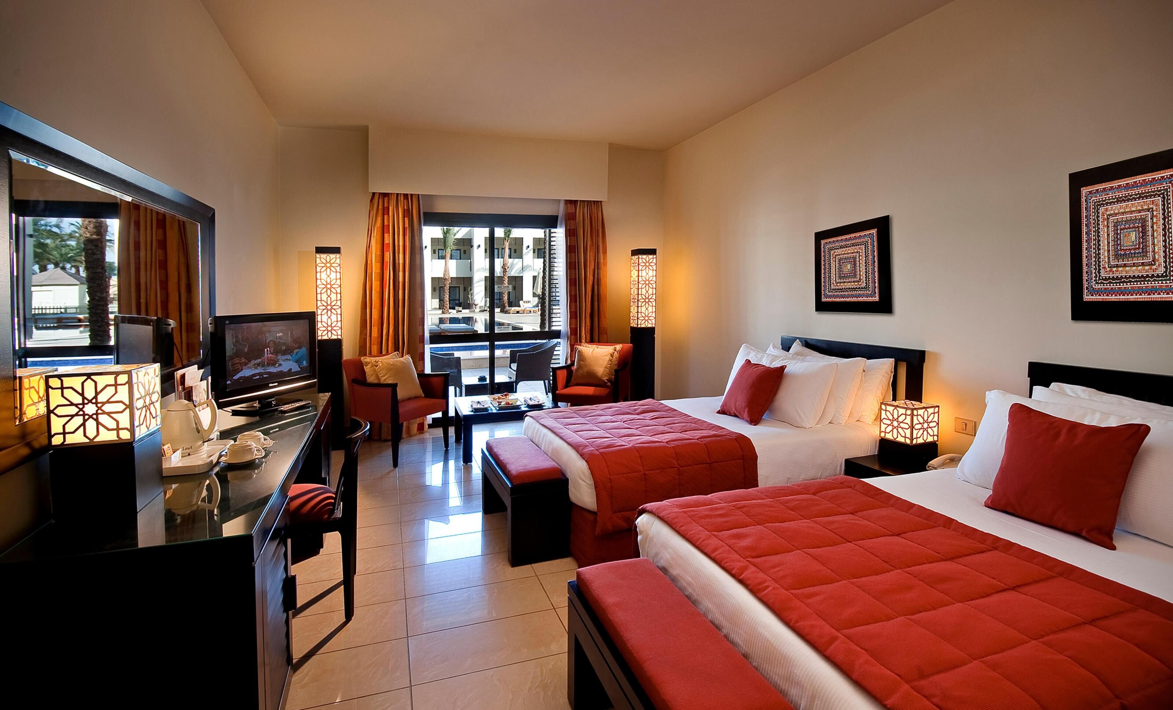 Frigobar, cofres nos quartos, berços grátis, camas extras/dobráveis