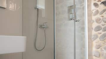 Apartamento urbano | Banheiro | Chuveiro, chuveiro com efeito de chuva, produtos de toalete grátis