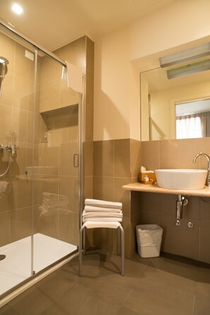 Quarto casal design, 1 quarto | Banheiro | Chuveiro, chuveiro com efeito de chuva, produtos de toalete grátis 