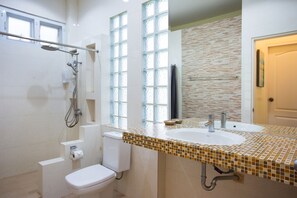 Villa by the creek  | Casa de banho | Um polibã, artigos de higiene pessoal grátis, um secador de cabelo 