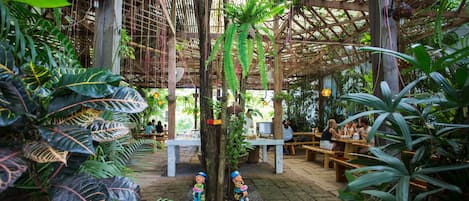 Pequeno-almoço tipo buffet diário (300 THB por pessoa)