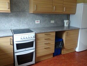 Apartamento Básico, 6 quartos, kitchenette | Cofre no quarto, secretária, Wi-fi grátis, roupa de cama fornecida 