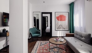 Apartamento superior, 1 quarto, cozinha, vista para a cidade | Sala de estar | TV de tela plana 36 polegadas com canais a cabo, TV, filmes pagos