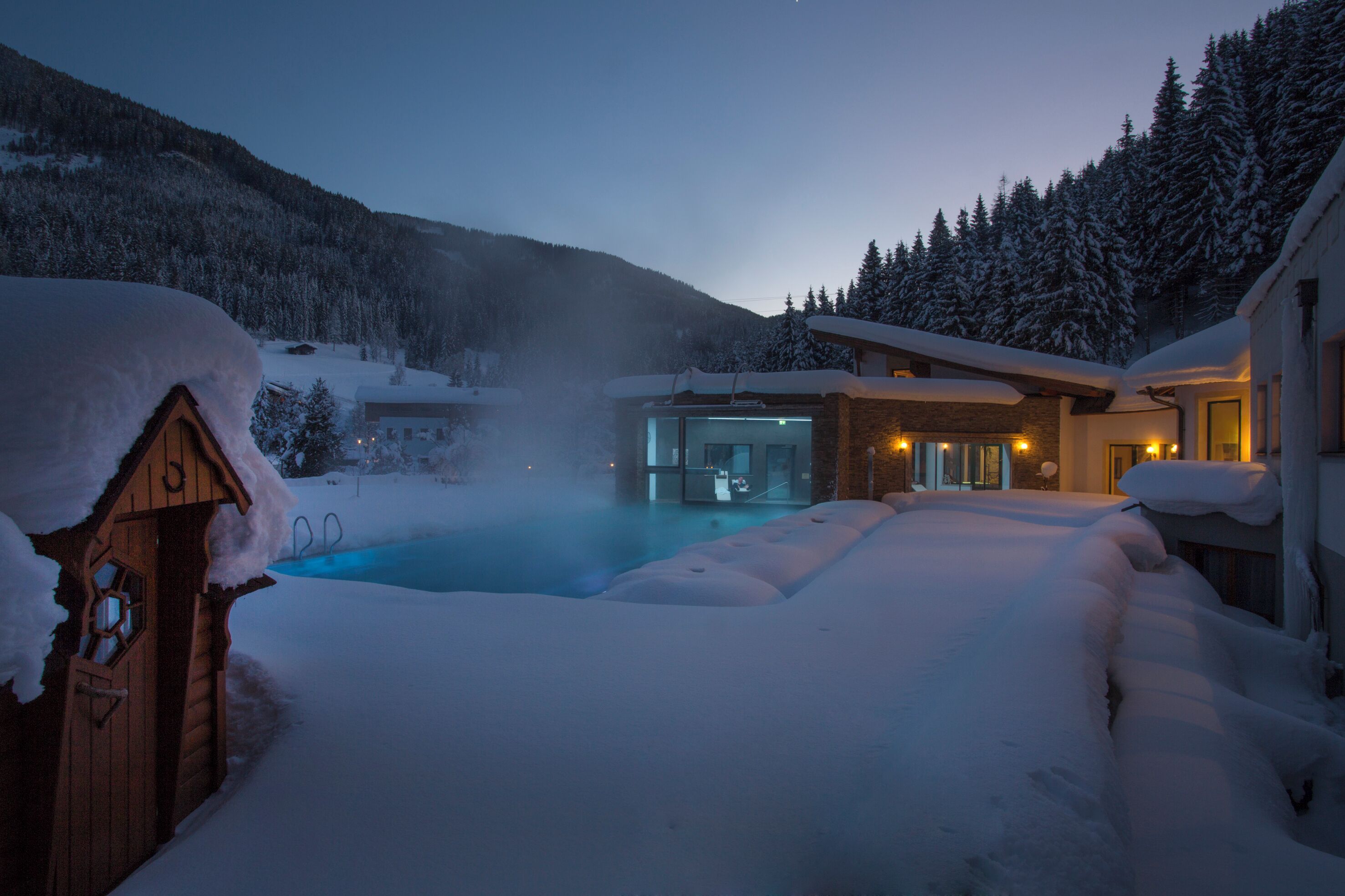 Piscina interna, piscina externa, guarda-sóis, espreguiçadeiras