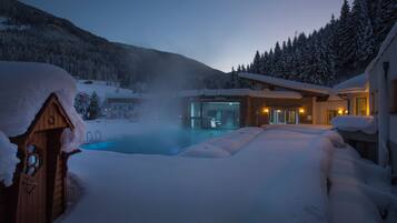 Piscina interna, piscina externa, guarda-sóis, espreguiçadeiras