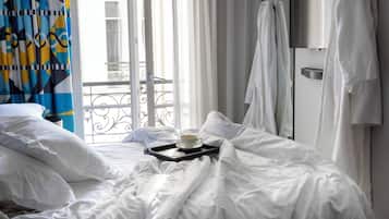 Roupas de cama premium, cofres nos quartos, escrivaninha