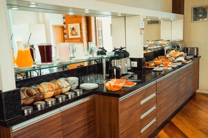 Café da manhã com buffet grátis todos os dias