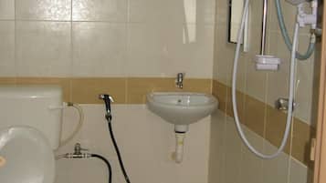Quarto Standard | Casa de banho | Um polibã, toalhas fornecidas