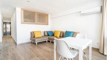 Apartamento Superior | Sala de estar | TV de ecrã plano