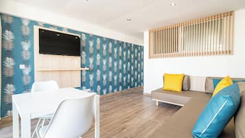 Apartamento Superior | Sala de estar | TV de ecrã plano