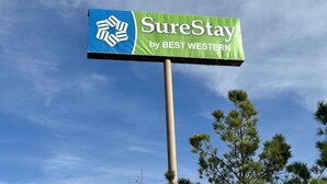 Placa SureStay da Best Western.