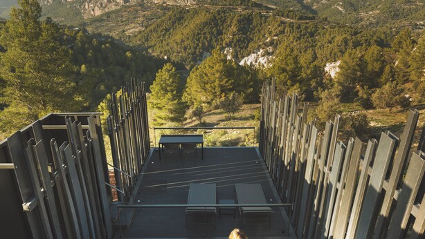 Piscina com vista para montanhas.