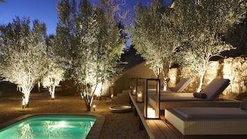 Piscina exterior, guarda-sóis, espreguiçadeiras