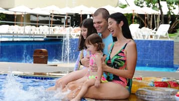 Piscina exterior, espreguiçadeiras