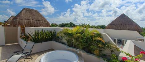 Penthouse de Luxo, 3 quartos, banheira de hidromassagem, vista para a piscina | Terraço/pátio interior