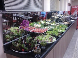 Buffet com diversas saladas e legumes.