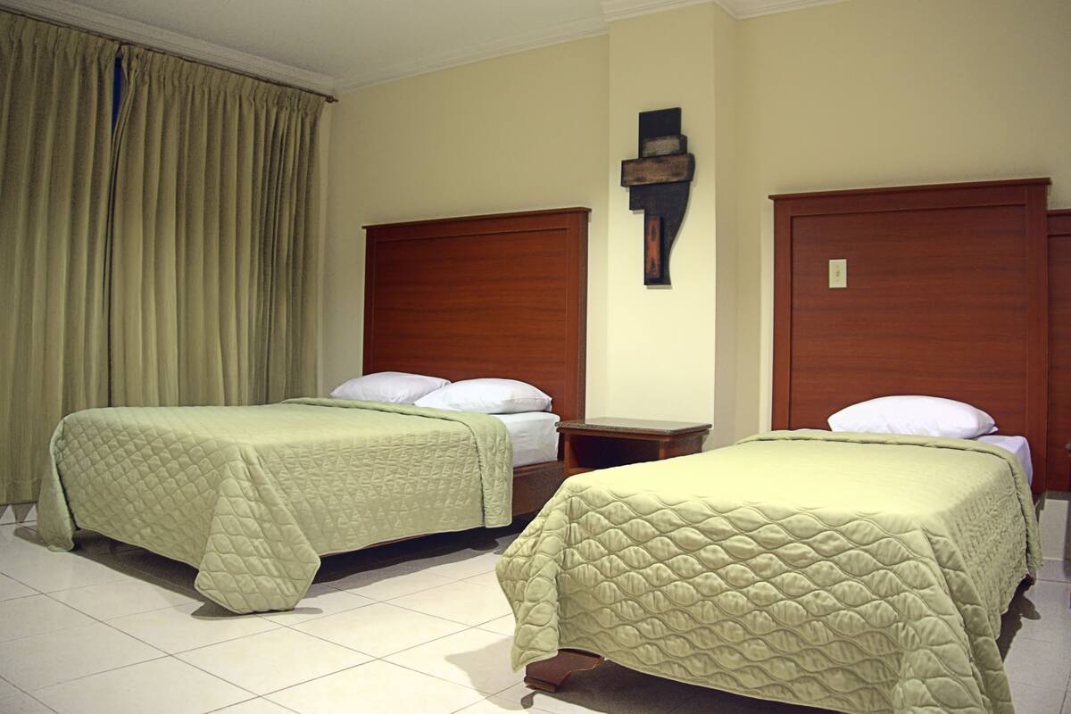 Quarto Quádruplo Standard | Ferro/tábua de engomar, Wi-fi grátis, roupa de cama fornecida 