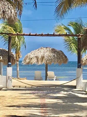 Na praia, praia de areia branca 
