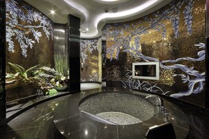 Suite de Luxo, 1 cama king-size | Casa de banho | Um polibã e uma banheira separados, uma banheira de imersão total 