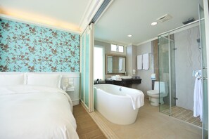 Quarto quádruplo família | Banheiro | Chuveiro, produtos de toalete grátis, secador de cabelo, chinelos