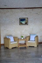 Suite-Estúdio, 1 cama king-size, junto ao mar | Roupa de alta qualidade, minibar, cofre no quarto 