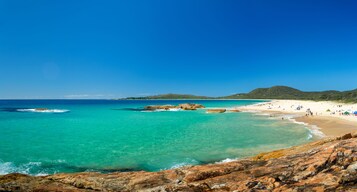 Perto da praia, areia branca 