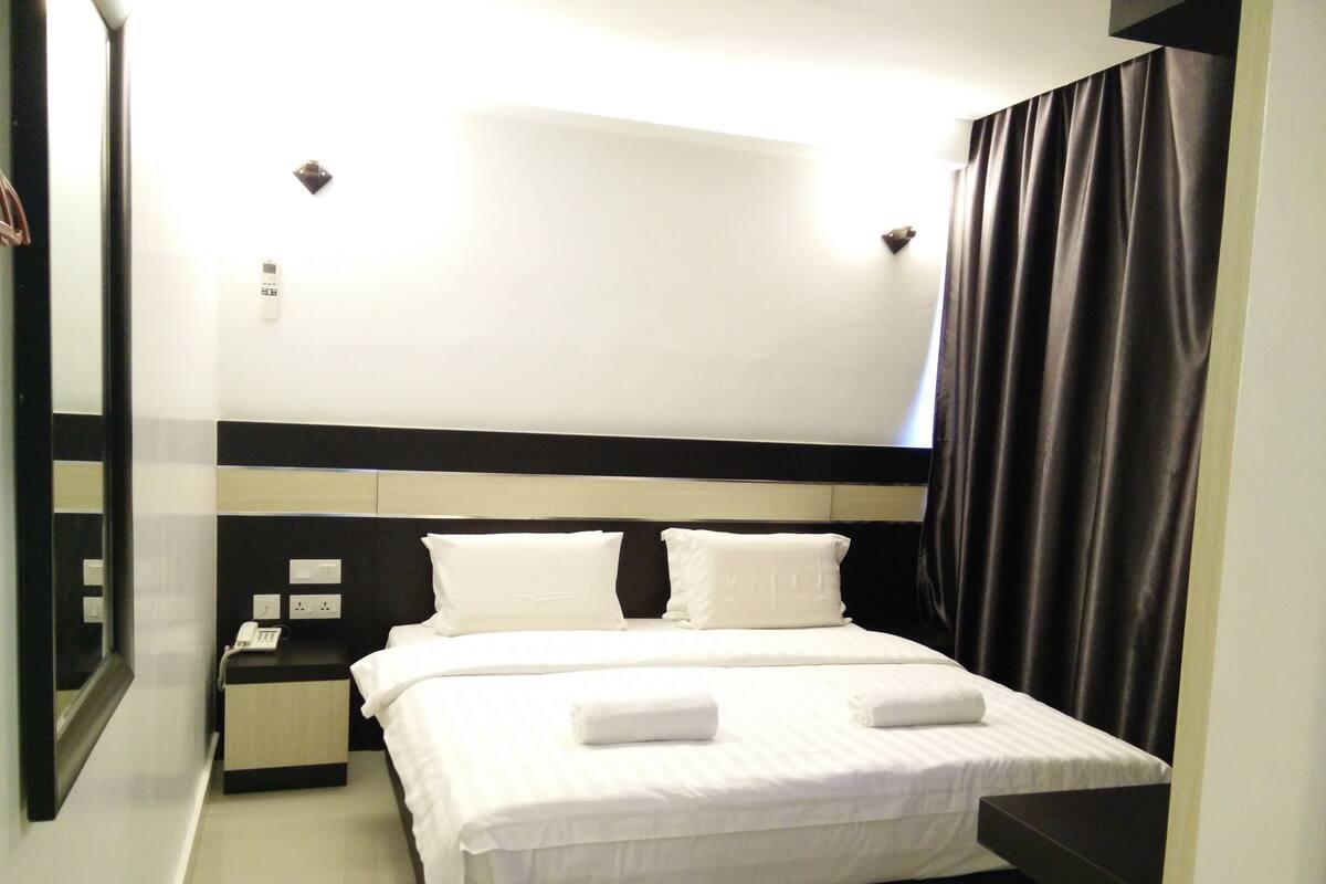 1 quarto, escrivaninha, cortinas blackout, ferros/tábuas de passar roupa