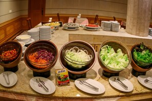 Café da manhã com buffet todos os dias (THB 200 por pessoa) 