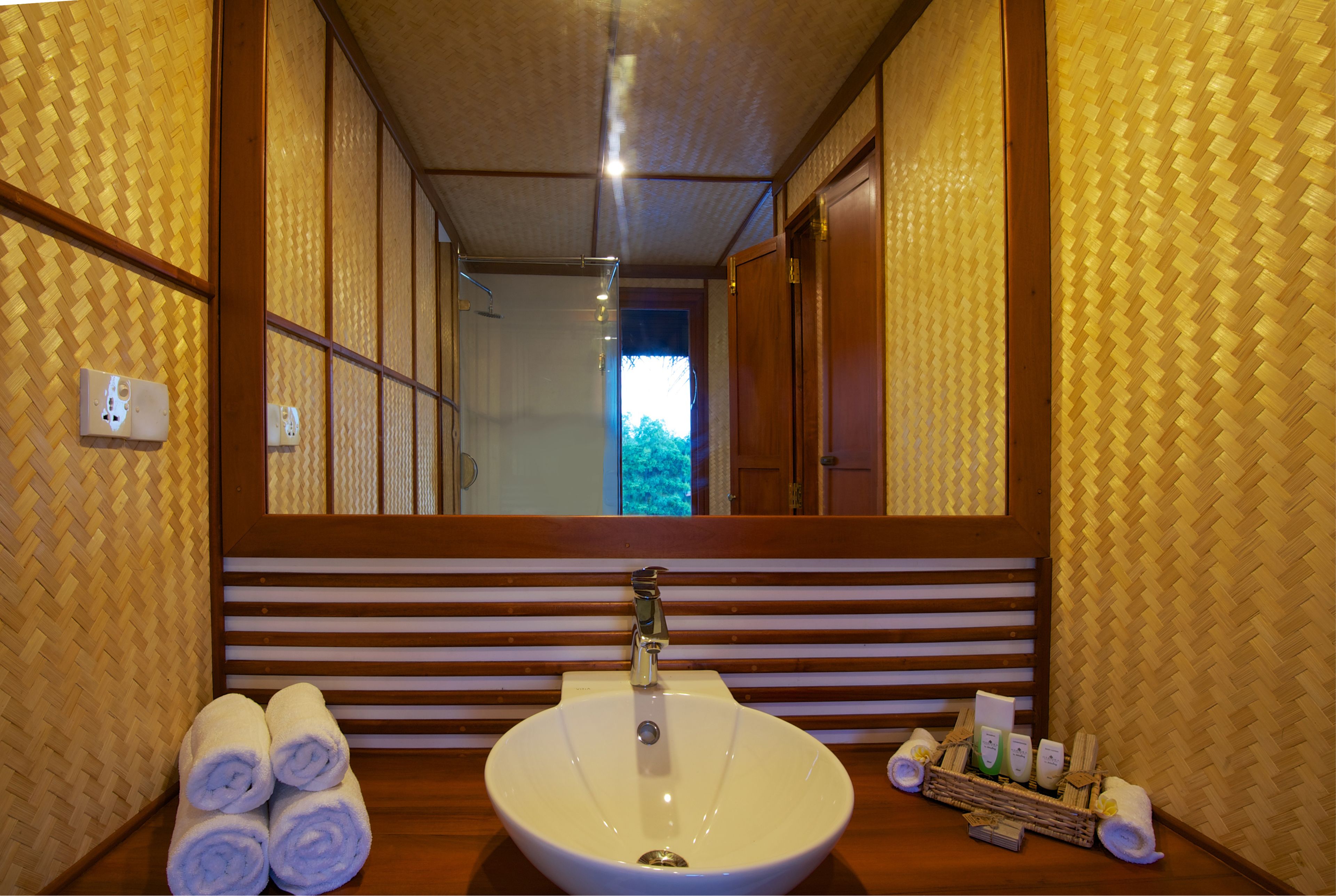 Cabana de Madeira Deluxe, 1 cama de casal, vista para o rio | Lavatório na casa de banho