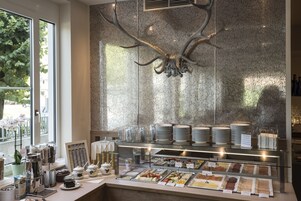 Café da manhã com buffet diário (EUR 15.00 por pessoa) 