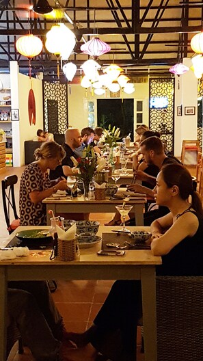 Pequenos-almoços servidos, cozinha vietnamita, com vista para a praia 
