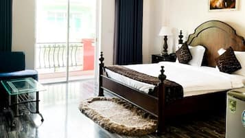 Quarto casal luxo, sacada, vista para a cidade | Frigobar, quartos à prova de som, Wi-Fi de cortesia, roupa de cama
