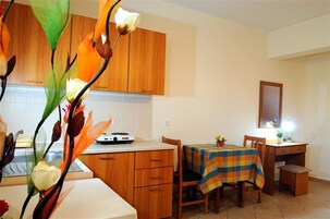 Apartamento, 1 quarto | Kitchenette privada | Um frigorífico, uma placa de cozinha, uma cafeteira/bule 