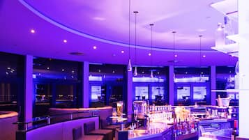 2 bares/lounges, bar ao lado da piscina