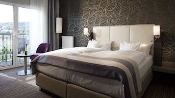 Roupas de cama antialérgicas, cofres nos quartos, escrivaninha